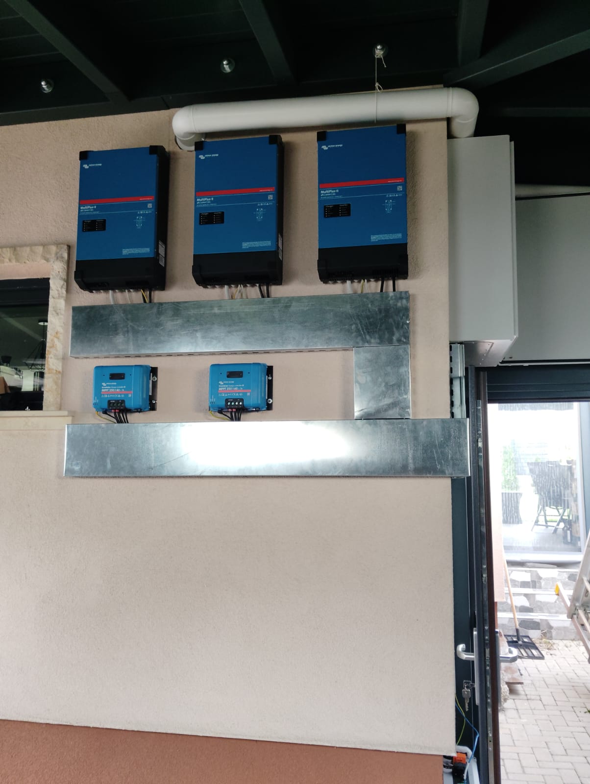 Sistem Victron Energy trifazat - MultiPlus II 5000VA - Panouri Cluj ...
